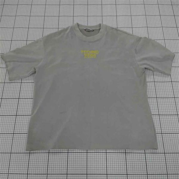 管理番号： 151023000939520251118ベースW/増付属品： 無<br>採寸はAIが1cm各の格子背景で行っております。素材： 画像参照色： ZARA ザラ TECHN0 ZERO ロゴTシャツ グレー系 XLサイ...