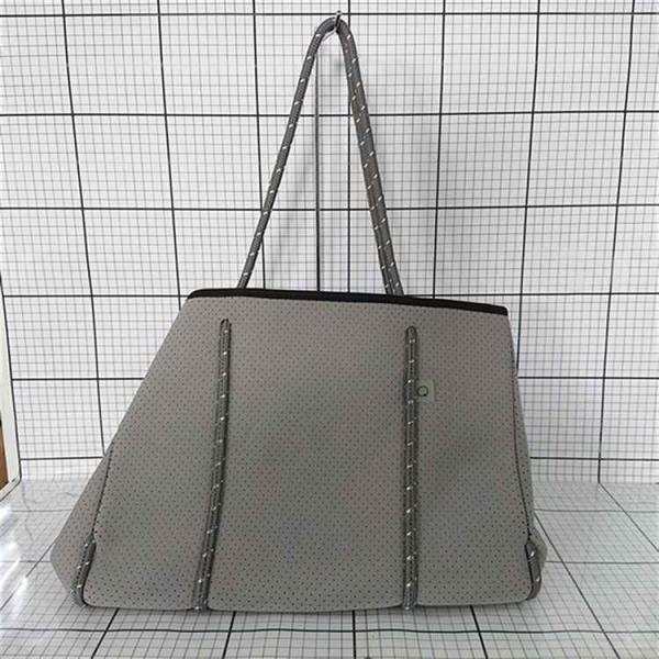 管理番号： 151023001193020251202ベースB/増付属品： 無<br>採寸はAIが1cm各の格子背景で行っております。<br>ポーチ付き<br>所々に汚れあり。素材： 色： キューバッグ ...