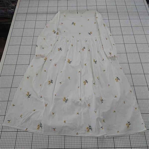 管理番号： 151024001076320251210ベースW/知付属品： 無<br>採寸はAIが1cm各の格子背景で行っております。素材： 画像参照色： ピチ PICH KBP-279 花柄刺繍コットンワンピース 長袖 ホワイ...