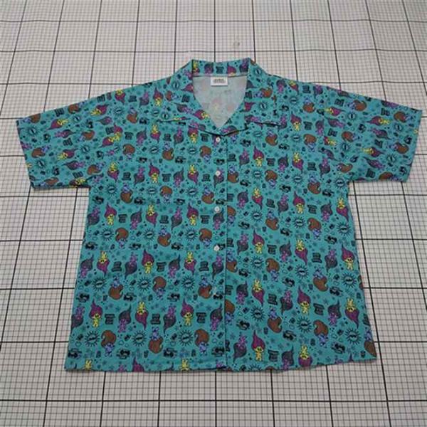 管理番号： 151024001416720260307ベースW/小付属品： 無<br>採寸はAIが1cm各の格子背景で行っております。素材： 画像参照色： グッドラックトロールズ Good Luck Trolls 開襟シャツ 総...