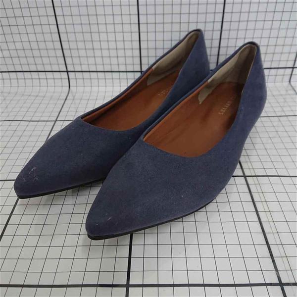 管理番号： 151029000179720260307ベースS/小付属品： 無<br>採寸はAIが1cm各の格子背景で行っております。素材： /ソール色： ルリアンプラス LELIEN PLUS スエード調パンプス ネイビー系 ...