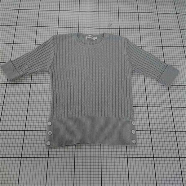 管理番号： 151029000954020251203ベースW/増付属品： 無<br>採寸はAIが1cm各の格子背景で行っております。素材： 画像参照色： デッサン Dessin ケーブル編みサイドボタンニットプルオーバー グレ...