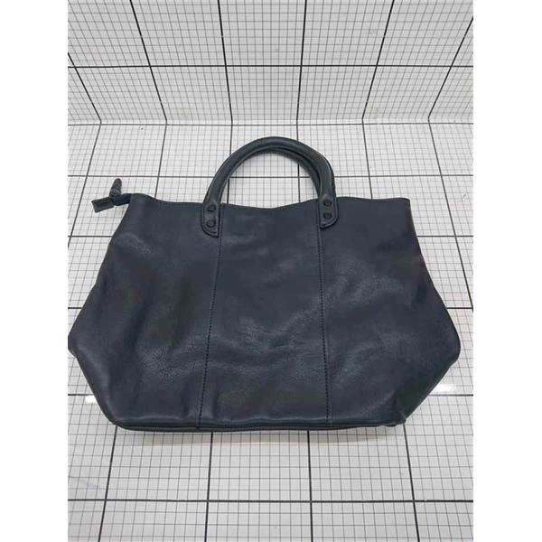 管理番号： 151110000831920251208ベースB/鈴付属品： 無<br>採寸はAIが1cm各の格子背景で行っております。素材： 色： カゲ KAGE レザー トートバッグ ブラック系 メンズサイズ： 0梱包サイズ：...