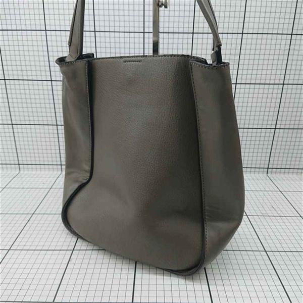 管理番号： 151110001418120251208ベースB/鈴付属品： 無<br>採寸はAIが1cm各の格子背景で行っております。素材： 色： アダムエロペ ADAM ET ROP? レザーショルダーバッグ グレージュ系 レ...