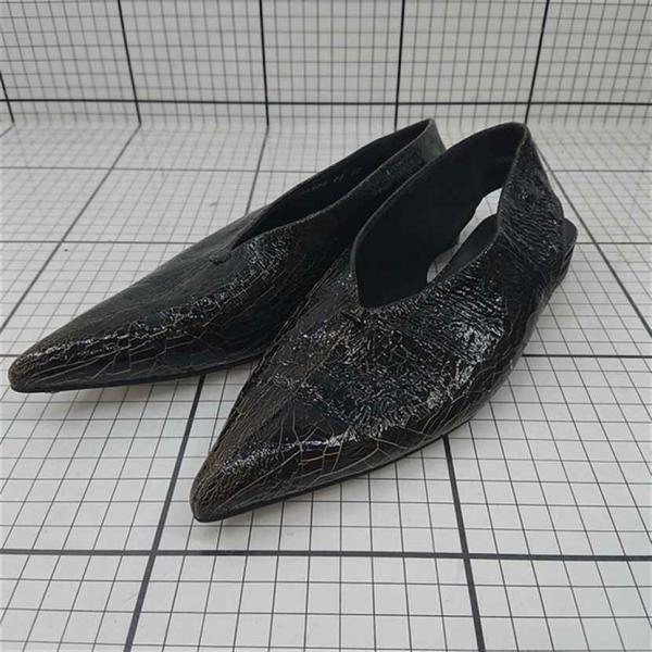 管理番号： 151110001520120251128ベースS/鈴付属品： 無<br>採寸はAIが1cm各の格子背景で行っております。素材： /ソール色： グリース Le Talon ポインテッドトゥ バックストラップシューズ ...