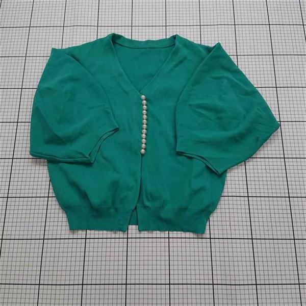 管理番号： 151111003885620260308ベースW/小付属品： 無<br>採寸はAIが1cm各の格子背景で行っております。素材： 画像参照色： スペランツァ speranza パールボタンカーディガン グリーン系 レ...