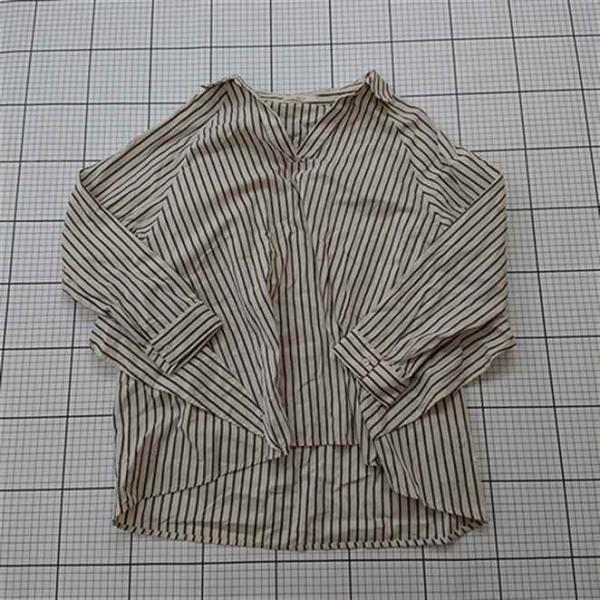 管理番号： 151112001153520260308ベースW/増付属品： 無<br>採寸はAIが1cm各の格子背景で行っております。素材： 画像参照色： シェトワ Chez toi 221WA201P ストライプブラウス ベー...