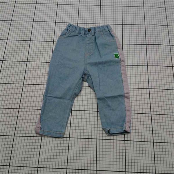 管理番号： 151112001187020260320ベースW/増付属品： 無<br>採寸はAIが1cm各の格子背景で行っております。素材： 画像参照色： BOWA by BEAMS DESIGN キッズデニムパンツ 90サイズ...