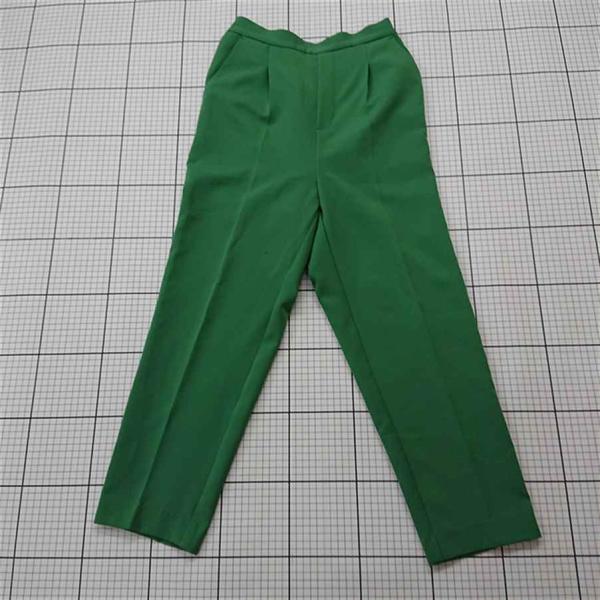 管理番号： 151112001736020260308ベースW/小付属品： 無<br>採寸はAIが1cm各の格子背景で行っております。素材： 画像参照色： ディスカウントコート Discount coat グリーン系パンツ Mサ...