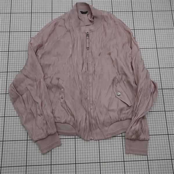 管理番号： 151201000906920260308ベースW/鈴付属品： 無<br>採寸はAIが1cm各の格子背景で行っております。素材： 画像参照色： ゲス GUESS W0GL24 WCUA0 ライトピンク系 ジップアップ...