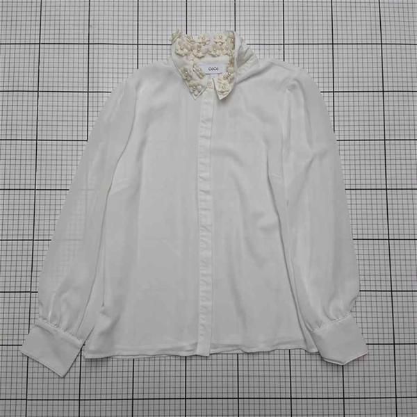 管理番号： 151201001358520260308ベースW/K付属品： 無<br>採寸はAIが1cm各の格子背景で行っております。素材： 画像参照色： シーシー CeCe フラワービジュー襟ブラウス 長袖 ホワイト系 S レ...