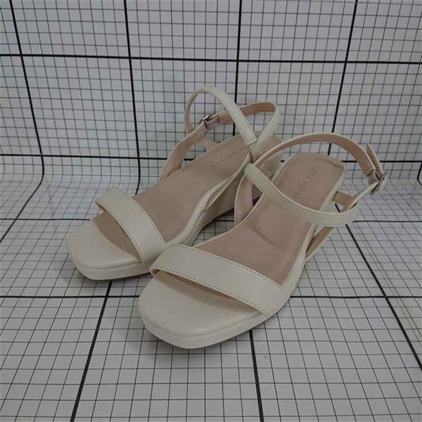 管理番号： 151210000205520260308ベースS/鈴付属品： 無<br>採寸はAIが1cm各の格子背景で行っております。素材： /ソール色： レリアンプラス LELIEN PLUS ストラップサンダル Sサイズ ベ...