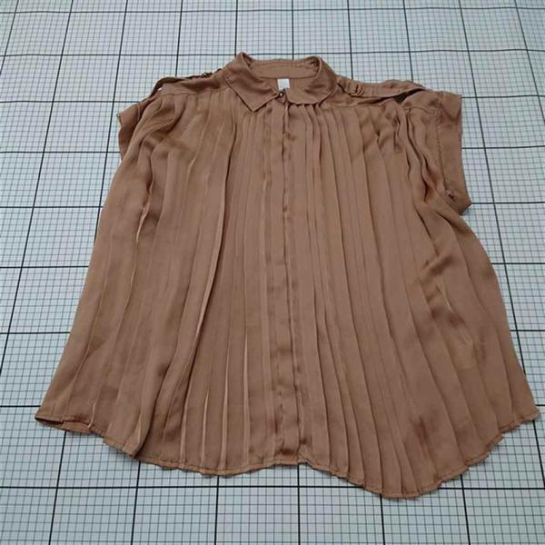 管理番号： 151210000284020260308ベースW/K付属品： 無<br>採寸はAIが1cm各の格子背景で行っております。素材： 画像参照色： タイル taille プリーツ半袖ブラウス ベージュ系 レディース サイ...