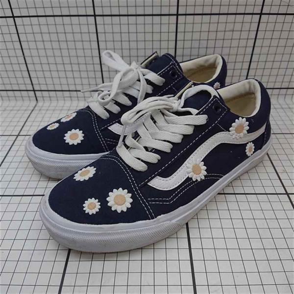 管理番号： 151219000464920260308ベースB/K付属品： 無<br>採寸はAIが1cm各の格子背景で行っております。素材： 画像参照色： バンズ Vans V36CF EMB.F デイジー刺繍 スニーカー ネイ...