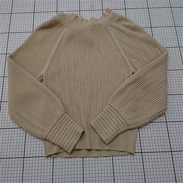 管理番号： 151222003308320260320ベースB/K付属品： 無<br>採寸はAIが1cm各の格子背景で行っております。素材： 画像参照色： アー・ヴェ・ヴェ a.v.v K2FBP-43049 フリルネックリブニ...