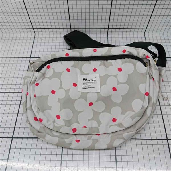 管理番号： 160107000663420260320ベースB/K付属品： 無<br>採寸はAIが1cm各の格子背景で行っております。素材： 画像参照色： ダブリューバイダブリューピーシー W by Wpc. 花柄ウエストバッグ...