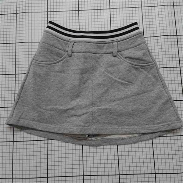 管理番号： 160121001313320260320ベースB/K付属品： 無<br>採寸はAIが1cm各の格子背景で行っております。素材： 画像参照色： ジェイダ GYDA 072240851401-01 スウェットミニスカー...