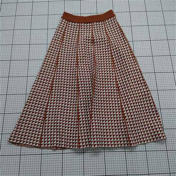 管理番号： 160121001420820260320ベースB/K付属品： 無<br>採寸はAIが1cm各の格子背景で行っております。素材： 画像参照色： アビットトウキョウ ABIT TOKYO 幾何学柄ニットスカート レディ...
