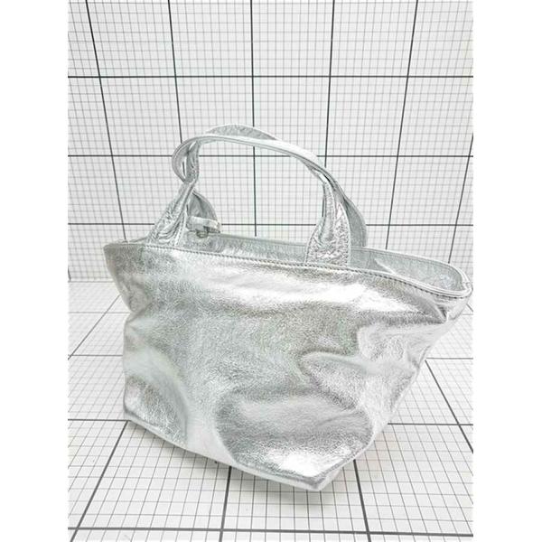 管理番号： 160403002425920260522ベースB/K付属品： ショルダーストラップ<br>採寸はAIが1cm各の格子背景で行っております。素材： 画像参照色： アラマルヴァ Ala Malva シルバー系 レザー ...