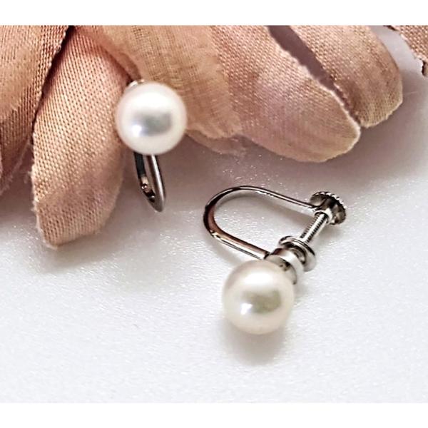七色に輝く光沢が魅力のアコヤ本真珠をあしらったスタンダードなシルバー製のイヤリングです。耳元で清楚に輝く本真珠はあらゆるシーンで活躍するマストアイテムです。現品サイズ； 16×15mm商品の重量； 2gパッケージ形態：カートン入数； 化粧箱...