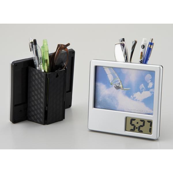 95×123 mmの写真が入れられる時計付ペンスタンドです。背面のペンスタンドは折りたたみ可能で、壁掛けとしても使えるユニークな構造になっています。本体サイズ；　W142 x D63 x H139 mm包装；　化粧箱入箱サイズ；　W152 ...