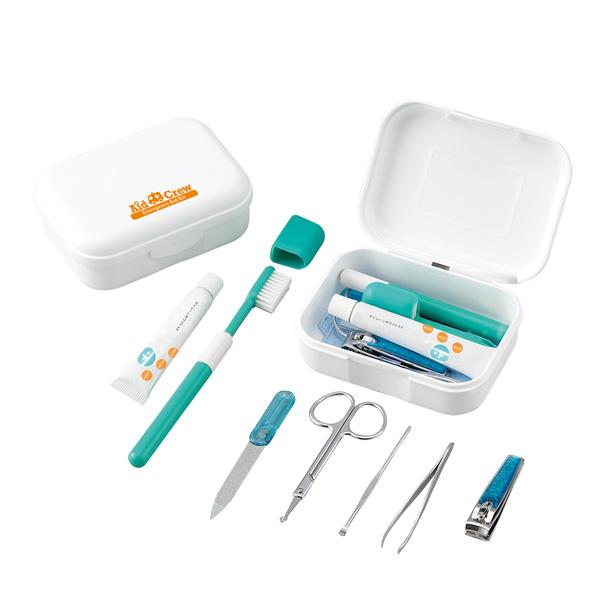 ７種類のアイテムが入ったコンパクトで実用的な救急セットです。本体サイズ；　W110 x D80 x H40 mm包装；　化粧箱入箱サイズ；　W82 x D42 x H110 mm材質；　PP樹脂、他内容；　専用ケース、歯ブラシ(カバー付)、...