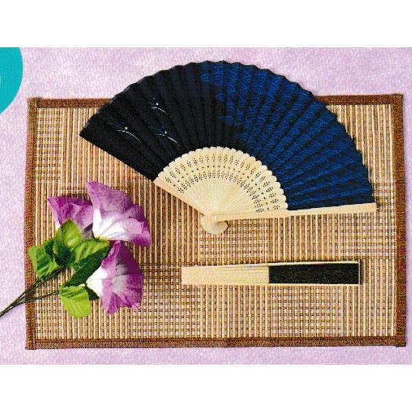 縁起柄をあしらった落ち着いたデザインで女性にも男性にも合う扇子です。商品サイズ 長さ約210mm個装形態 OP袋入 2柄混(色柄指定不可)材質 竹・ポリエステル