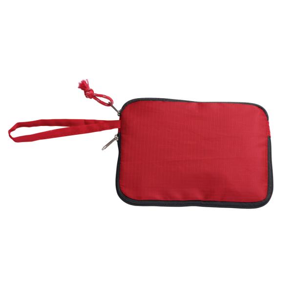 コンパクトに薄型で使用も可能。ファスナーを開ければ広いマチが現れる使い勝手のいいポーチ。サイズ 130×180×16mmカラー レッド・ネイビー・グリーン個装形態 ポリ入入数 300素材 ポリエステル備考 バーゲン品 元上代：500円旧品番...