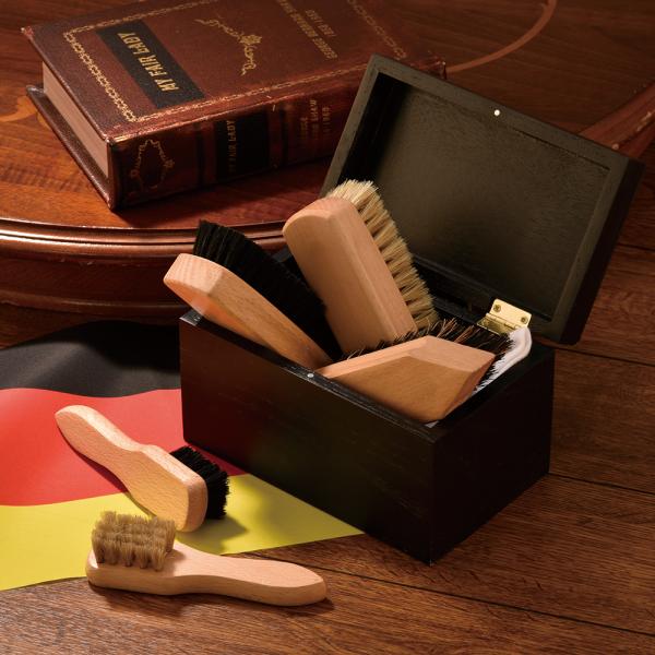 オシャレな人にはこだわり素材；のブラシセットを。品番 : IF022サイズ； 100×165×100mmカラー； 個装形態； スリーブ箱入箱サイズ；／101×166×101mmカートン入数； 24素材； ブナ(無垢材)・豚毛・タンピコ麻・P...