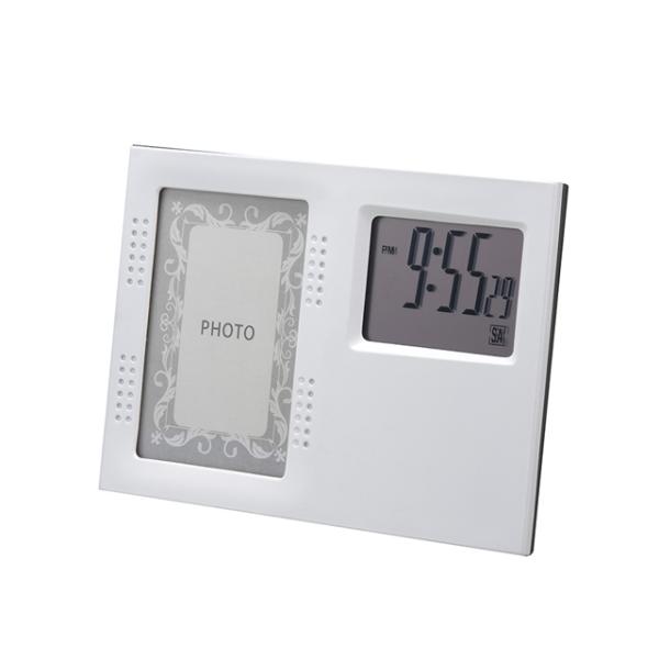 お気に入りの写真を入れてオリジナルクロックに変身！デスク周りを素敵な空間に演出します。もちろん名入れもできるので、よりオリジナル感を演出できます。名入れサイズが広く、訴求高効果も抜群です！ぜひともお気に入りの１枚を飾って机の上において欲しい...