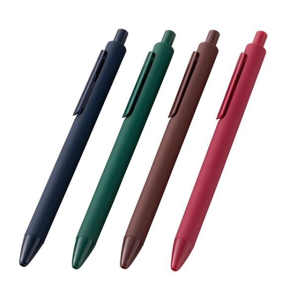 クリップDERUボールペンは手に馴染み、持ちやすく握りやすいラバーグリップを採用。使用時はクリップは収納されすっきりとしたフォルムになります。ワイド70mmまでのロングバージョンの印刷範囲はコーマーシャル効果が期待でき、シックでしっとりとし...