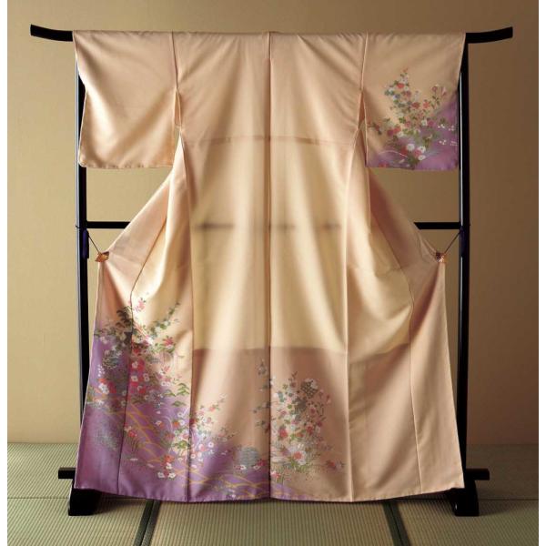 沖縄 離島へは配達不可です。大衣桁 黒 和装ディスプレイ。日本の伝統美を引き立たせる和装陳列ディスプレイ用のベーシックアイテム。着物の美しさや風格を演出。写真に写っている扇型房飾りは非売品です。付属しません。素材(本体)塩化ビニル。サイズ ...