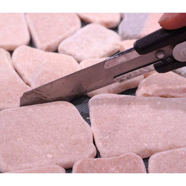 北海道 沖縄 離島は別途送料が必要です。6枚セットでこのお値段です（1枚約30cm角）。敷くだけ簡単。面倒な工事が必要なく手軽に完了 。裏面雑草防止シート付。水を通しつつ日光を遮断してくれるので雑草が伸びにくい。設置スペースに合わせて石の間...