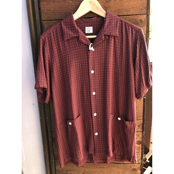 Ahe'heeから定番のオープンシャツの入荷です！キューバシャツの変形バージョンです！下の方に付けられたポケットが、おしゃれさを増しております！素材:レーヨン100%サイズ:M|L肩幅:43|45身幅:50|52着丈:67|70※店頭との売...