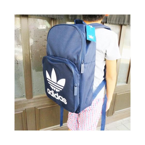 ★サイズ★41cm x 27.5cm x 15.5cm★商品説明★お色はネイビーです。表面にファスナー付きポケットがあります。メインの中にあおりポケットがあります。また背面はクッション素材入りです。ショルダーベルトは長さ調節可能です。シンプ...