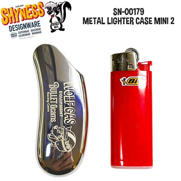 アメリカンテイスト満載！「SHYNESS」シリーズ「SHYNESS」シリーズから、メタルライターキャップが登場です。ライターキャップはクロームメッキ仕上げで高級感たっぷり。両面レザー調刻印加工で、小さいながら存在感のあるアメカジスタイルを演...