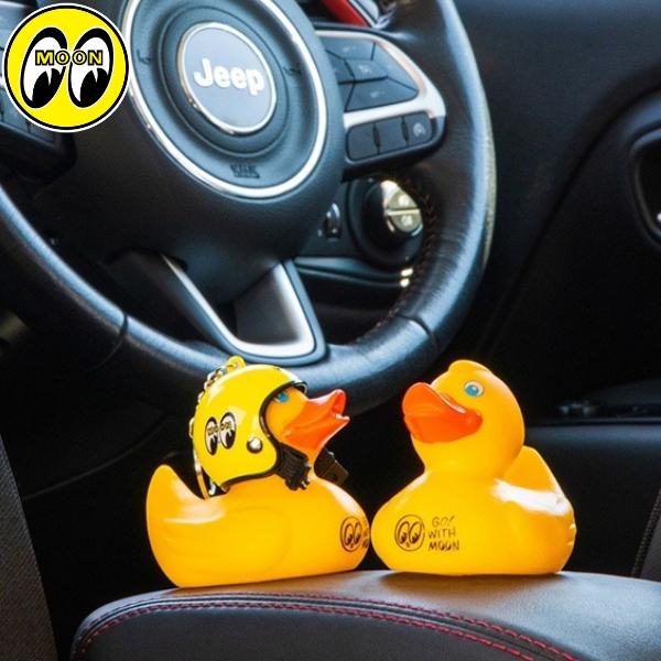 ムーンアイズのダッキー手書き風な MOON ロゴがデザインされたキュートなラバー ダックです。お部屋や愛車のダッシュボード、デスクの上に飾って愛でるのはもちろん、子どもの頃の遊び心を思い出しながら、水に浮かべて楽しんだり、使い方はあなた次第...