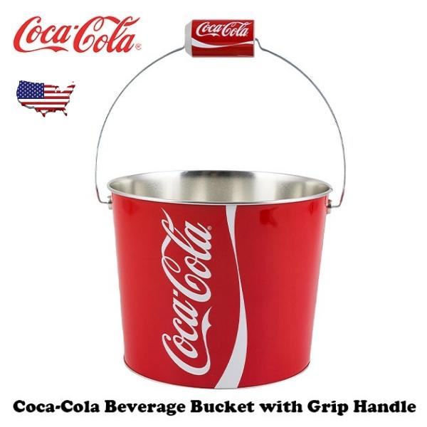 アメリカ直輸入！コーラファン必見のアメリカン雑貨。レトロなデザインが魅力の コカ・コーラ ブリキ製バケツ です。世界中で愛されるコカ・コーラのロゴとヴィンテージ感あふれるデザインは、ひと目で「コカコーラ雑貨」と分かる存在感抜群のアイテム。ア...