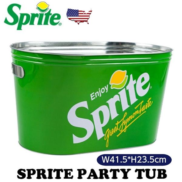 アメリカ直輸入SPRITE スプライトのアイテムブリキ製のスプライト タブです。両端に持ち運び用のホール（穴）が開いているので、持ち運びにも便利♪バーベキューなどで氷水を入れてコーラやビールを冷やせばカッコイイし、使えるヤツです！お部屋では...