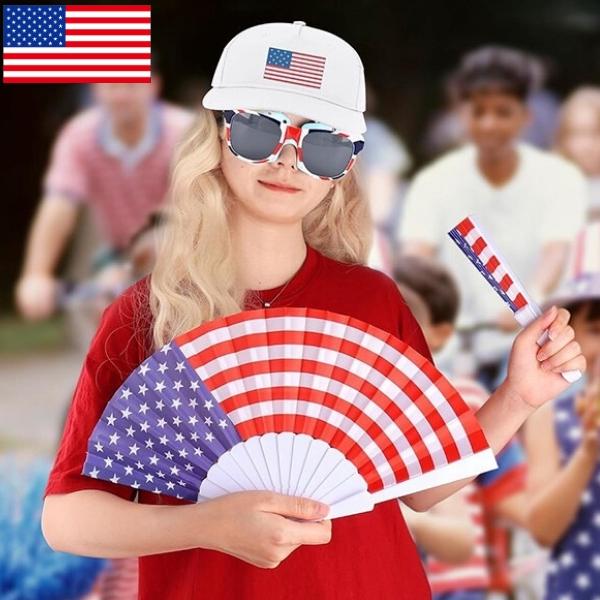 【商品説明】アメリカの象徴「星条旗（USAフラッグ）」デザインが大胆に広がる、インパクト抜群のハンドファン（扇子）が登場！ 赤・白・青の鮮やかなカラーリングで、広げた瞬間に一気に目を引くアメリカンデザイン。 イベント・フェス・スポーツ観戦・...