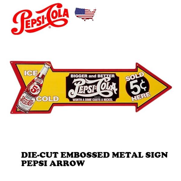 アメリカ直輸入ペプシのブリキ看板ダイカット＆エンボス加工の『PEPSI / ペプシ』のメタルサイン♪矢印の形に、ペプシロゴやボトルなどのデザインがエンボス加工になっています！ヴィンテージな感じのデザインがマッチしていますねっ部屋のデコレーシ...