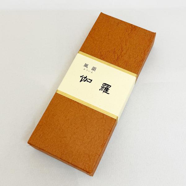 みのり苑の「風韻シリーズ」は、天然木そのものだけを使用した上品な香りが特徴です。どことなく漂ってくるような、素朴でほのかな香りをお楽しみ頂けます。「伽羅」は、沈香の最高級品で、通常の「沈香」とは区別された別格です。ベトナム中南部の地域でしが...