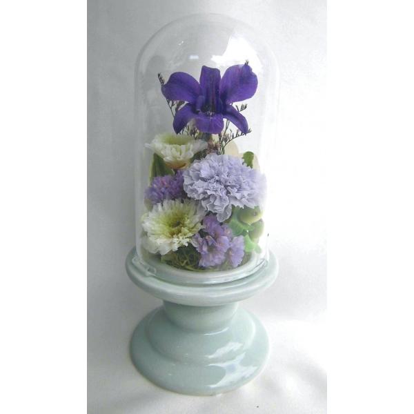 格調高く落ち着いた色合いの仏花アレンジに仕上げた、プリザーブドフラワーのアレンジです。ほこりのつきにくいガラスドーム入りですから、いつも美しい姿を保てます。＜商品詳細＞●花材：プリザーブドデンファレ・プリザーブドカーネーション・プリザーブド...