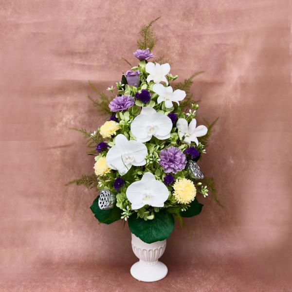 高級な胡蝶蘭とあじさい、カーネーションなどをお仏壇のお供えの花飾りにアレンジした、プリザーブドフラワーの枯れない仏花です。胡蝶蘭が厳かな雰囲気をかもし出します。優しい印象ですが、48cmと少し高さがあります。大切だった方のお仏壇を、水換えを...