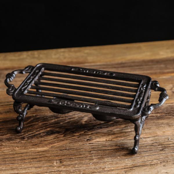 【仕様】鉄 ／アイアン約32cm×13.5cm×9cm　約1860g《二口タイプ》キャンドルや固形燃料をご使用いただきティーウォーマーとしてお使いいただけます。紅茶やコーヒー、ハーブティーなどお飲み物を温めたり、お料理の保温もできますので、...