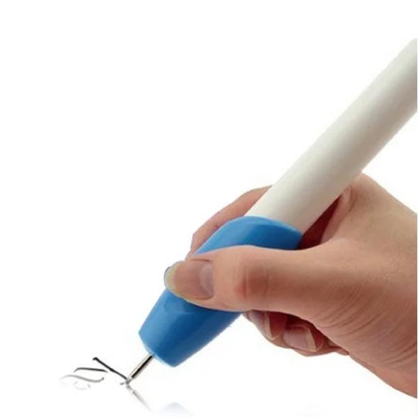 ペン型で文字やイラストが書きやすい電動彫刻ペン金属・木材・ガラスなどに文字を刻めます。乾電池で動作するので手軽に使用できます。コップや写真立てなどの名前などの文字を入れたい方にオススメ！手軽に文字入れを楽しめます。使い方は簡単な電池を入れて...