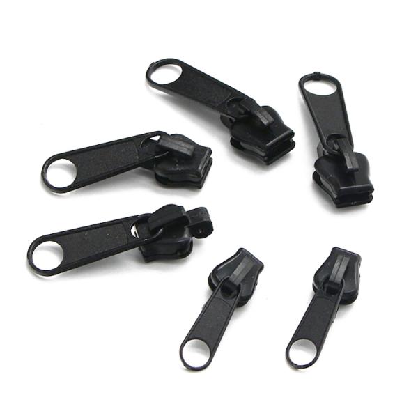 壊れてしまったファスナーを手軽に直すことができる3種類のサイズを揃えた簡易修理用スライダー6個セット。本体部分を上下に開いてファスナーを挟み込むだけの簡単取り付け式で、縫い直しなどの手間は必要ありません。服やバッグなどの各種ファスナーが壊れ...