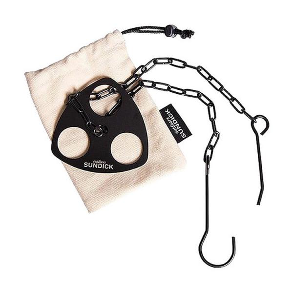 自然にある木の枝などでトライポッド作れます。枝をプレートの３つの穴に差し込んでバランス良く広げるだけ。付属のチェーンで鍋ややかんを吊るすことができ、野外での調理や湯沸かしに使用できます。チェーンの長さが調整可能で、好きな位置に固定できます。...