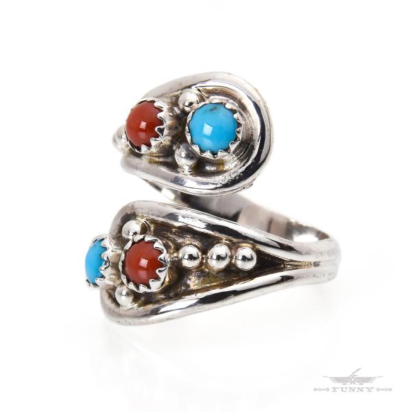 【部族】NAVAJO（ナバホ）【作者】Genevieve Francisco【品名】RING（リング）【素材】スターリングシルバー【石】ターコイズコーラル【サイズ】B.縦幅：23mmC.幅　：3.5mmD.厚み：1.5mm※1点1点ハンドメ...