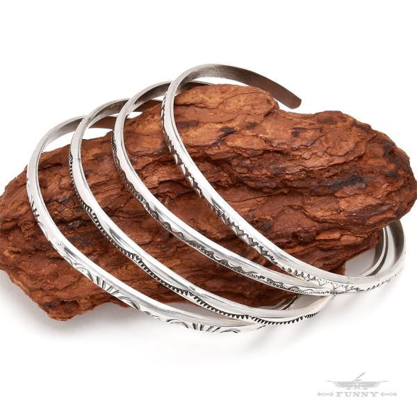 【部族】NAVAJO（ナバホ）【品名】BRACELET（ブレスレット）【素材】スターリングシルバー【サイズ】幅：約4mm内周：約136mm内幅：約58mm〜60mm開口部：約26mm〜30mm※1点1点ハンドメイドのため個体差あり【商品説明...